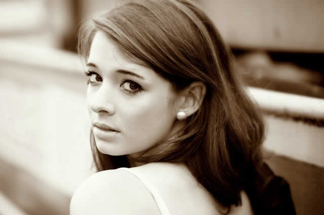 LOOK OVER ONE'S SHOULDER em inglês, o que significa? - Emprega Brasil